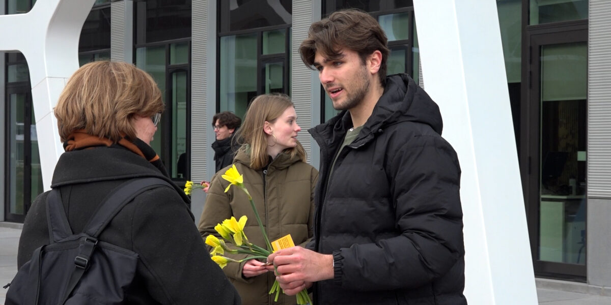 Studenten voor Leiden deelt narcissen uit op Valentijnsdag | Centraal+