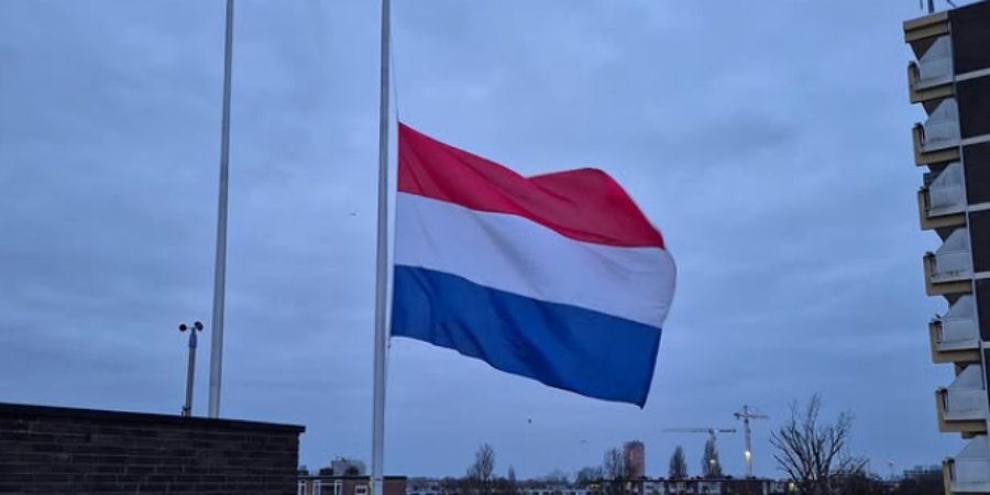 Politie hangt vlag half stok | Centraal+