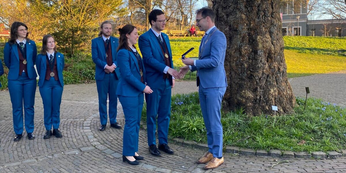 Koninklijke erepenning voor honderdjarige Leidse Biologen Club | Centraal+