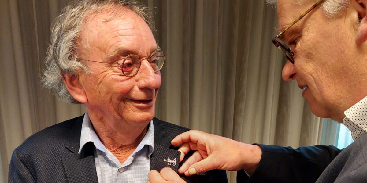 Hein van der Zande ontvangt Zilveren Speld voor 40 jaar inzet | Centraal+