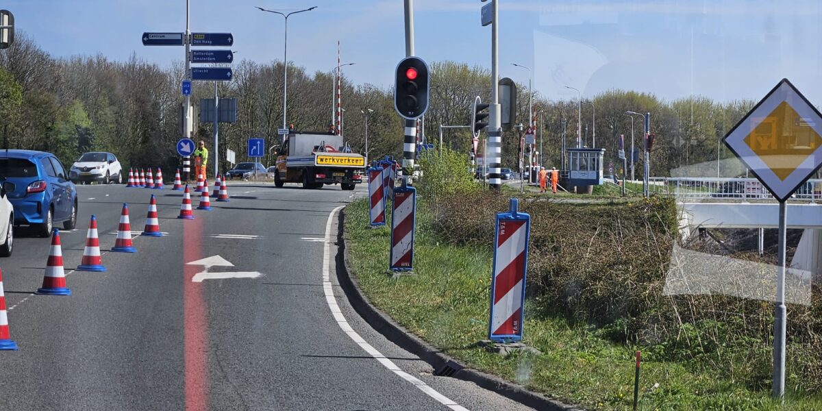 Sinkhole op N206 bij Leiden: 'Weg vanaf 19.30 uur tot morgenochtend 6. ...