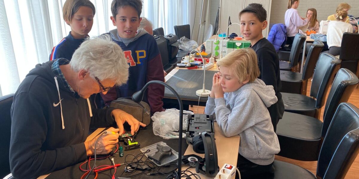 Kinderen leren repareren bij Kids Repair Café Oegstgeest: ‘Het is ...