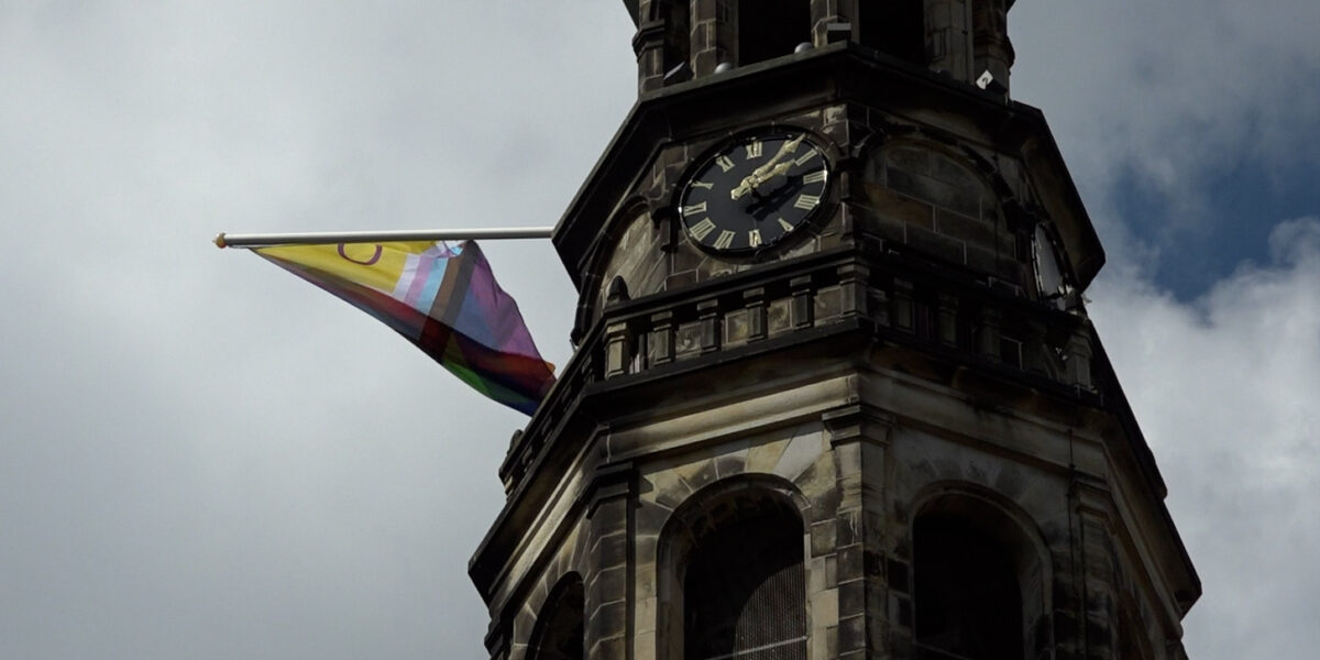 Pride vlag aan stadhuis als start van Pride Leiden - Oozo.nl
